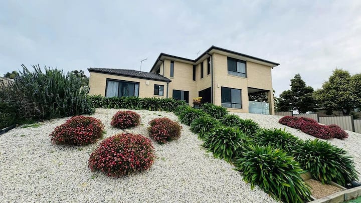 Luxe Retreat Sleep 30+ City View On Jacksons Hill - Sunbury