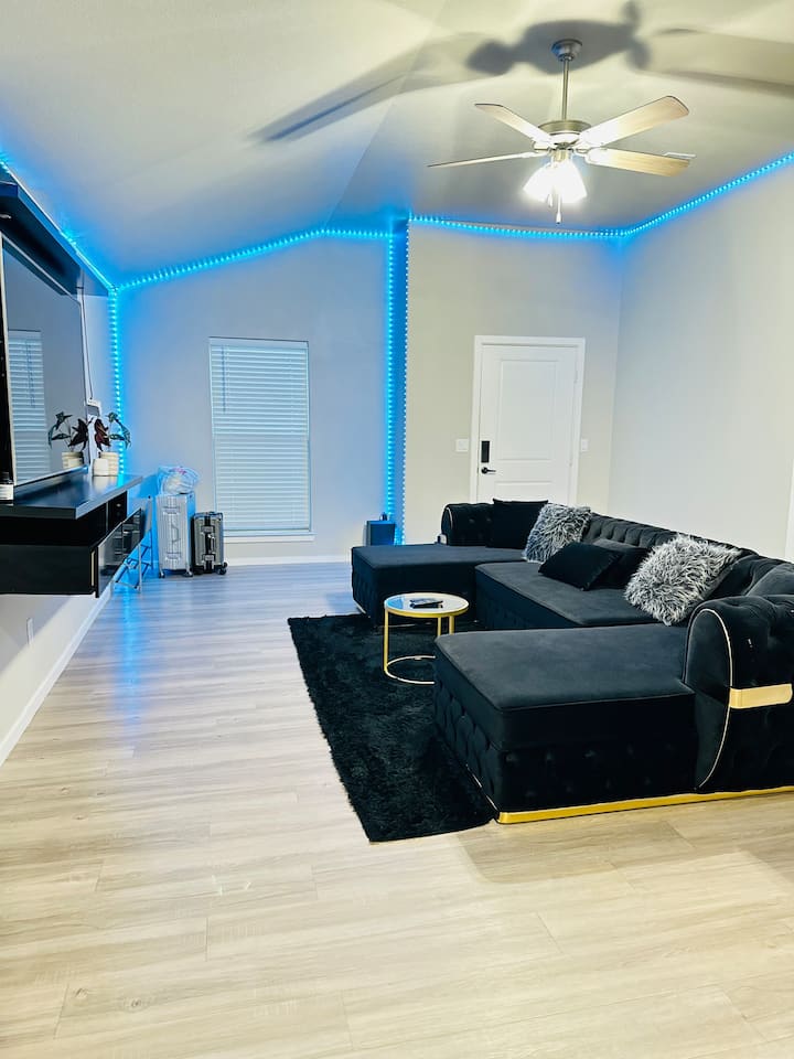 Spacious Corner Lot | Workstation + Rain Showers - Midland, TX