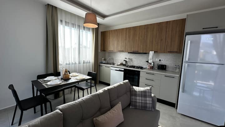 ŞEhirde 2 Yatak Odası, Salon, Yemek Alanı, Veranda - Kyrenia