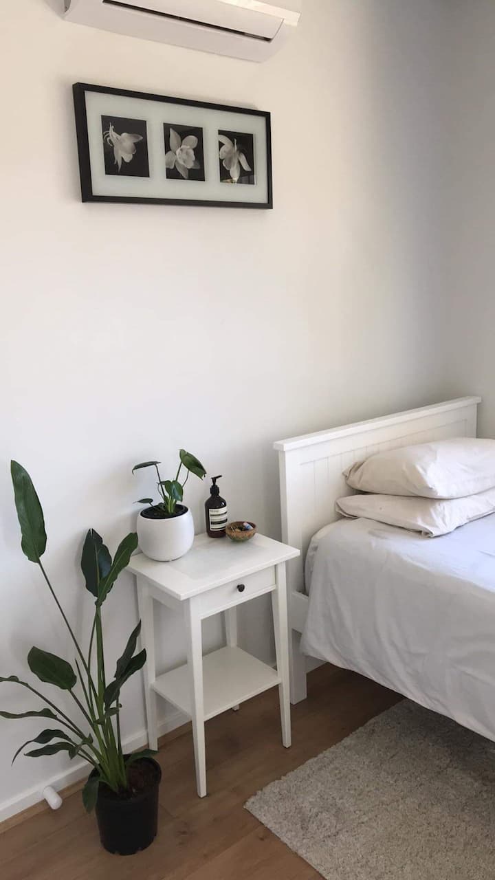 Ensuite Bedroom In Guest House - Dandenong
