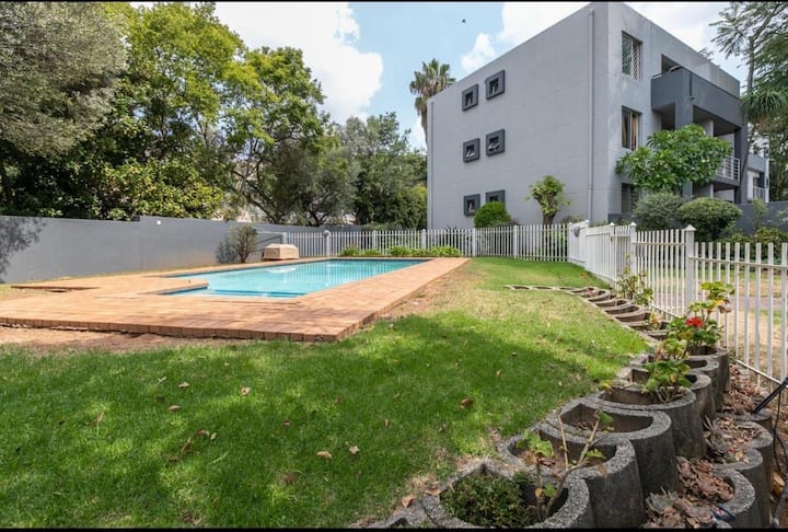 Peaceful Flat In Sandton Cbd - Sandton