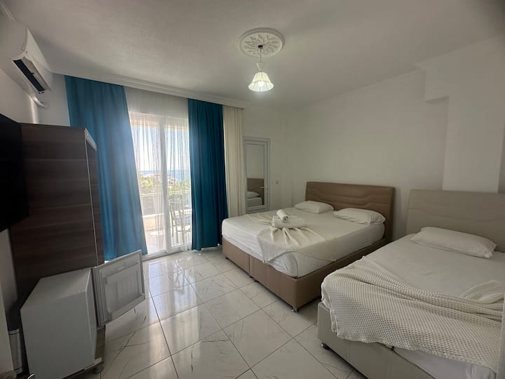 Avşa Iskelede Deniz Manzaralı - Marmara Adası
