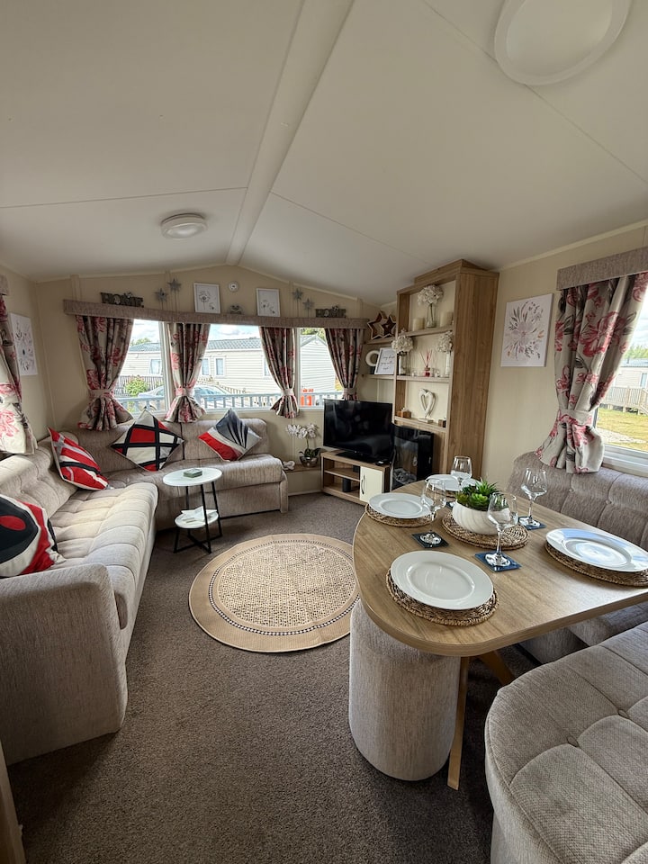 Andrea’s Fir Trees Retreat At 7 Lakes Country Park - Yorkshire