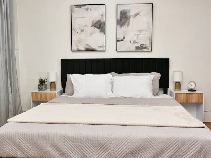 Cozy King Bed Downtown Speedy Internet  Toyota Ctr - Houston, TX