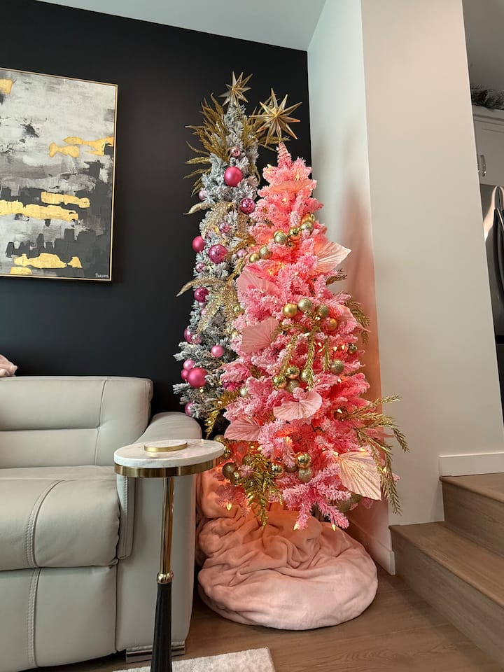 New * Lux Christmas Decor Home • Near Outlet Mall - Winnipeg