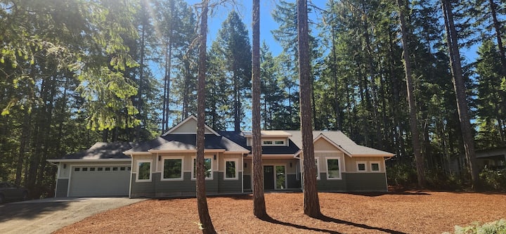 Large Rooms In A Wooded Home Next To A Golf Course - Shelton, WA
