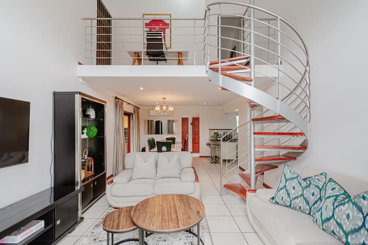 Muraca Villa- Pvt Pool, Ac, Water & Power Backup - Lanseria