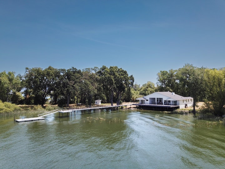 Secluded Lakefront Home On 2 Acres. 3200 Sq Ft - Kelseyville, CA