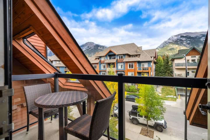 Fireplace Suite, Hot Tub, Pool & Free Park Pass - Canmore