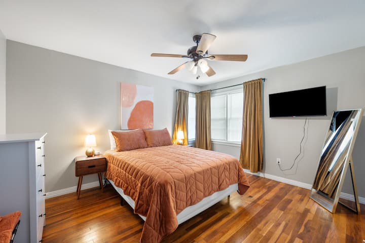 Sweet Dreams Darlin' | 5 Beds | Workdesk | Yard - Lubbock, TX