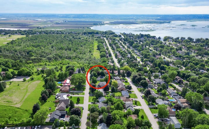 Cozy Lakeside Home Away W/ Deck & Bbq - Georgina