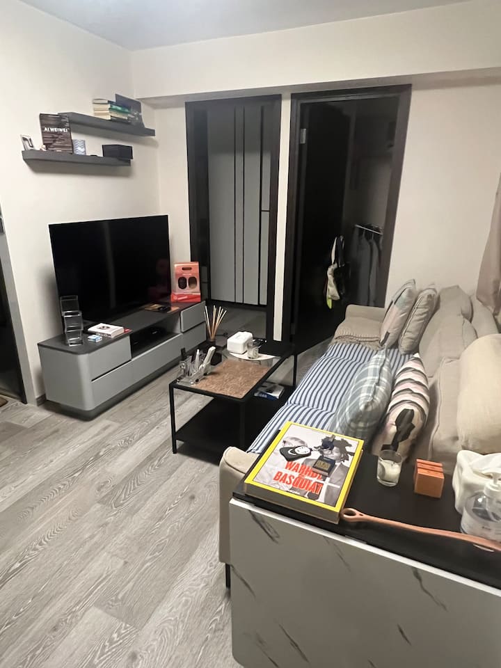 Quiet Luxe Flat | Mid-levels - Sheung Wan