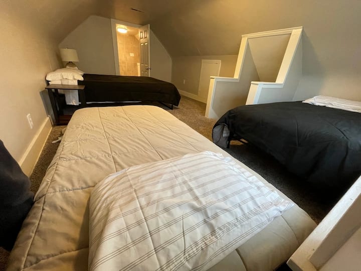 Cozy 5 Bedroom 3 Bath Omaha Home - Council Bluffs, IA