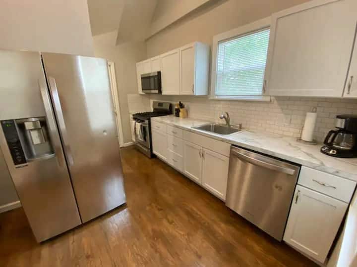 Cozy 5 Bedroom 3 Bath Omaha Home - Council Bluffs, IA