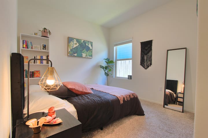 Stylish Queen Bedroom In A Home - South Austin - Austin, TX