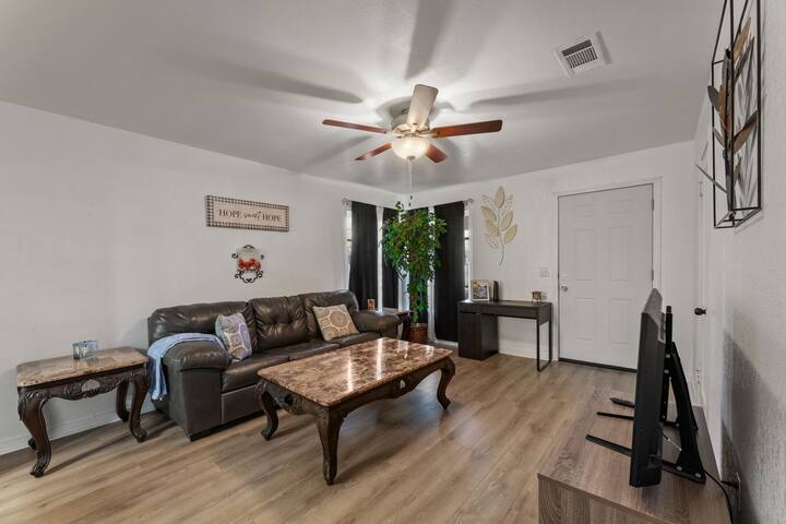 Beautiful Pet Friendly House - Killeen, TX