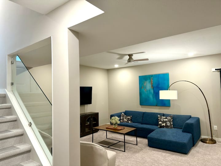 Stylish Modern Retreat - Overland Park, KS