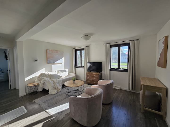 Wild Rose Bungalow: Contemporary Comfort 2br Home - Delta Lake State Park, Rome