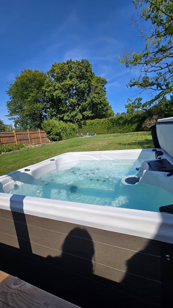 Bright&spacious Top-floor Suite W/ Hot Tub - Newcastle