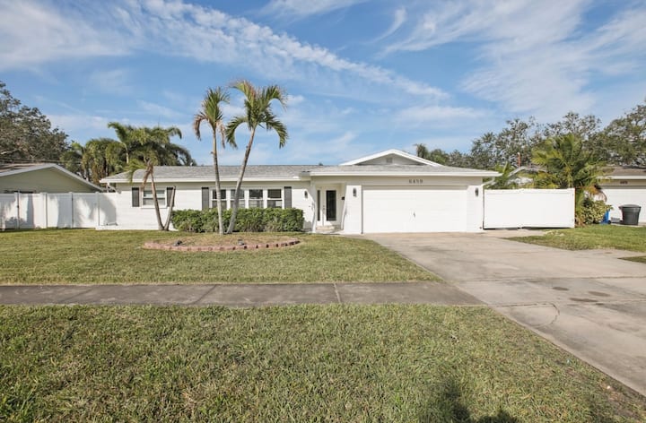 St. Pete Home+ Near Beach - St. Petersburg, FL