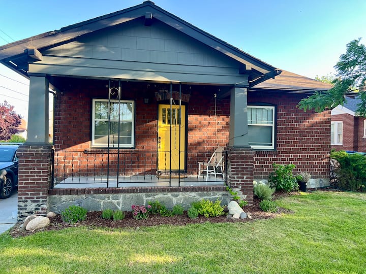 New! Midtown 2 Bedroom Bungalow Yard Parking Dogs - Reno, NV