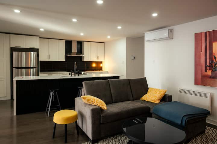 4 Bedroom With View Of Church - Montreal