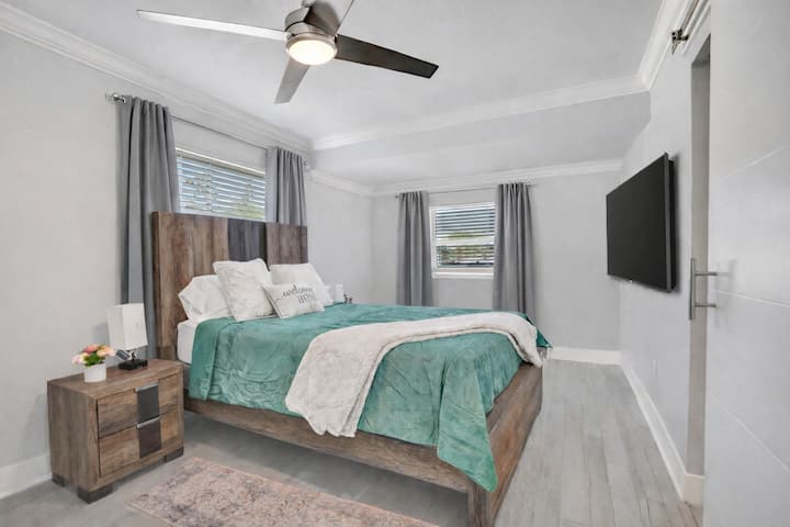 Modern Poolside Escape - Boca Raton, FL