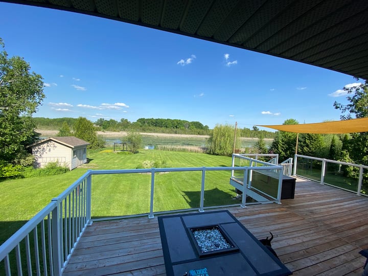 Peaceful 4-bedroom Lakefront Cottage W/ Hot Tub - Kawartha Lakes