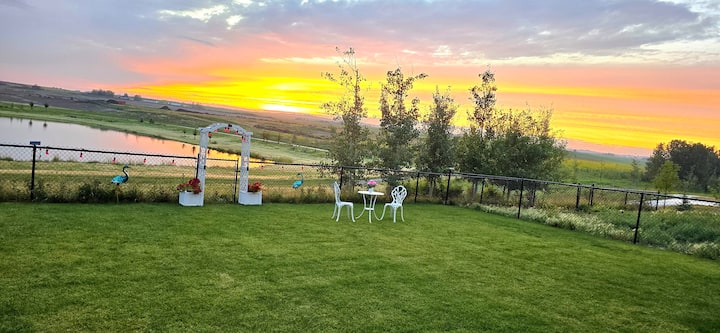 Sunshine Living By Pond - Calgary |3br/2ba - Calgary