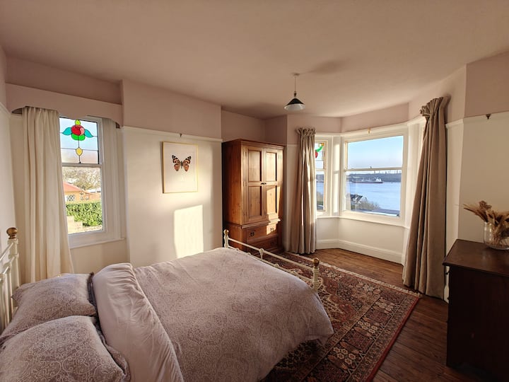Duel Aspect Room On Sea Front - Milford Haven