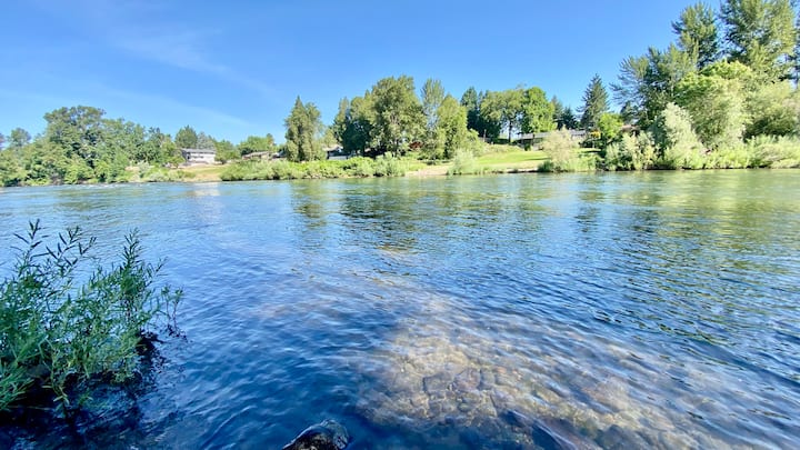 New Riverfront Retreat Home On An Acre - A/c, Spa - Grants Pass, OR