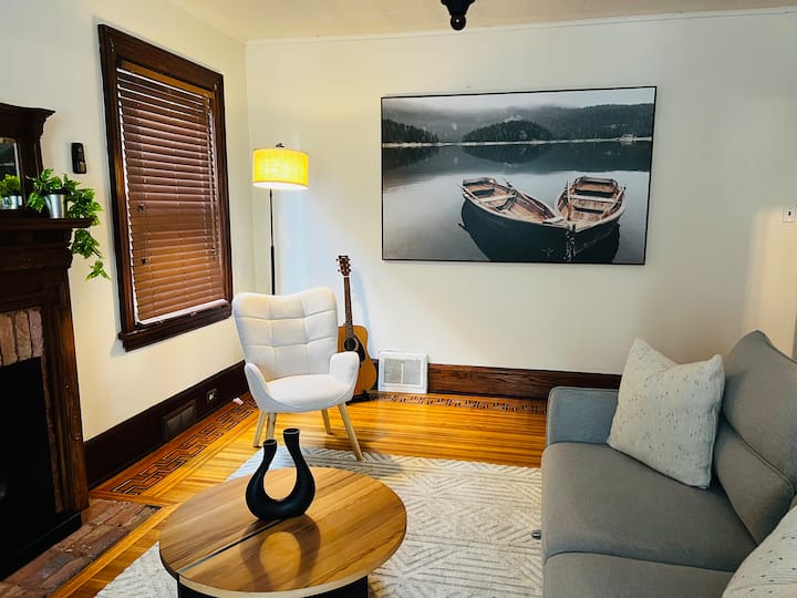Cozy Victorian Suite | Near Falls + Free Parking - Niagara Falls