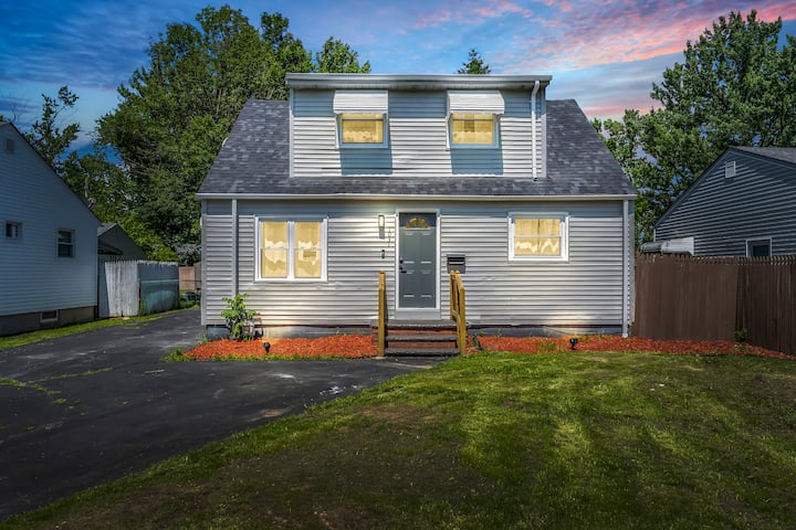 Modern & Stylish | Cozy 3br Home - Willoughby, OH