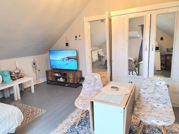 Entire Loft & Private Room With 1 King 1 Queen Bed - New Glasgow