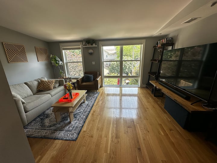 Modern 2nd Floor Duplex In The Heart Of Del Ray - Alexandria, VA