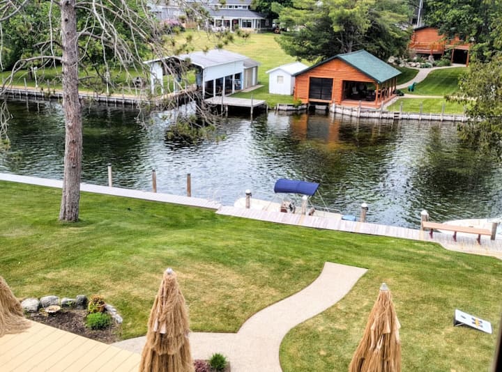 Indian River Downtown Getaway- Sleeps 15 - Mullett Lake, MI