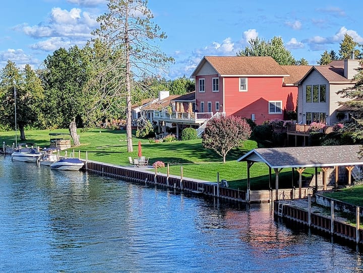 Indian River Downtown Getaway- Sleeps 15 - Indian River, MI