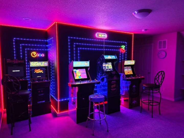 Retro Arcade Paradise/4-br, Hot Tub, Sauna & Green - Oregon