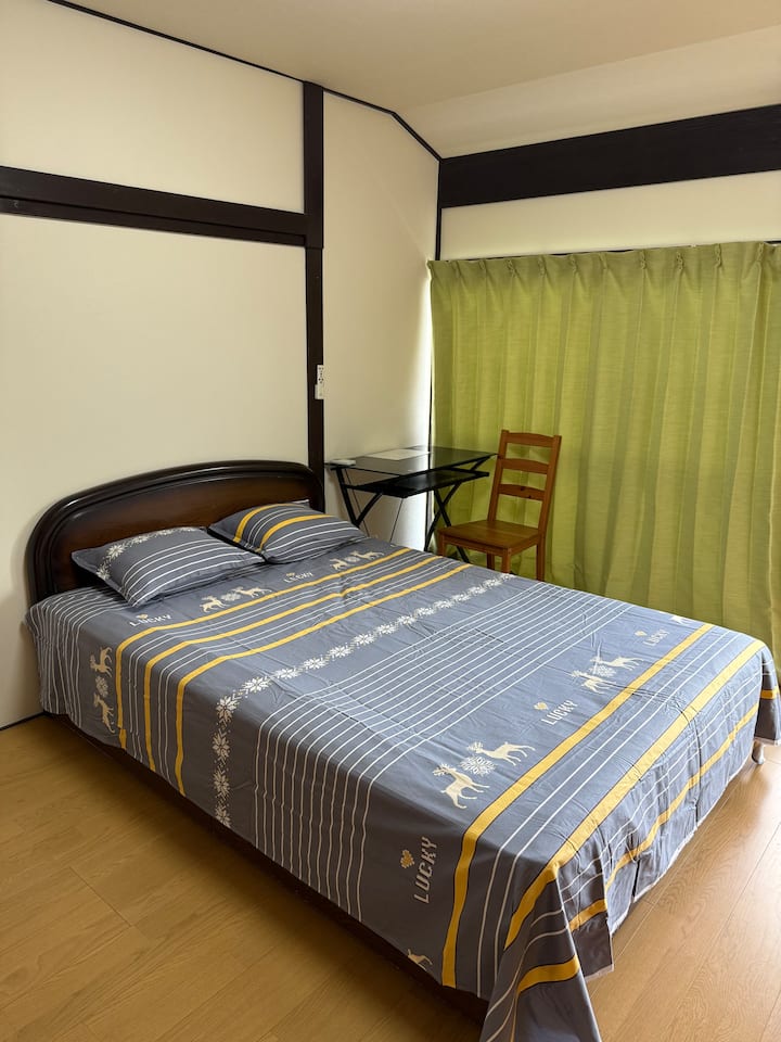 日本一户建50年代老式木建筑 宿泊整栋房同时可以住10人
3号房间双人床 - Okayama