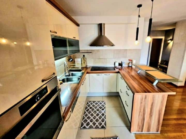 Beautiful Apartment / Walk To Beach - Split