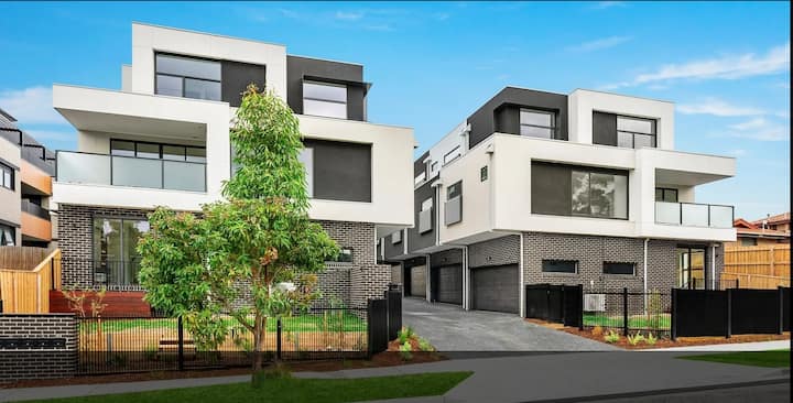 Prime Location, Modern New-built Townhouse - Box Hill
