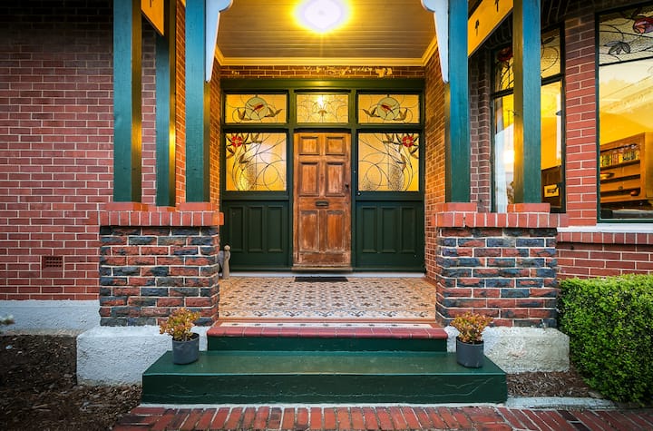 Elegant Heritage Studio Ensuite - Dunedin