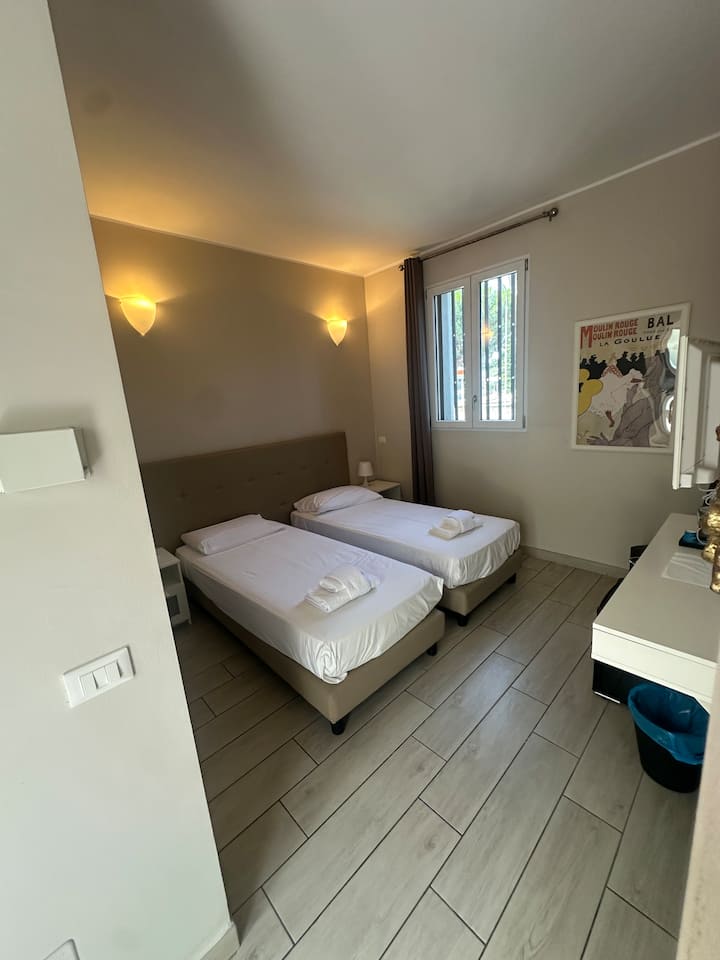 Stanza Doppia Rho, Vicino Galeazzi- B&b Rhofiera - Rho