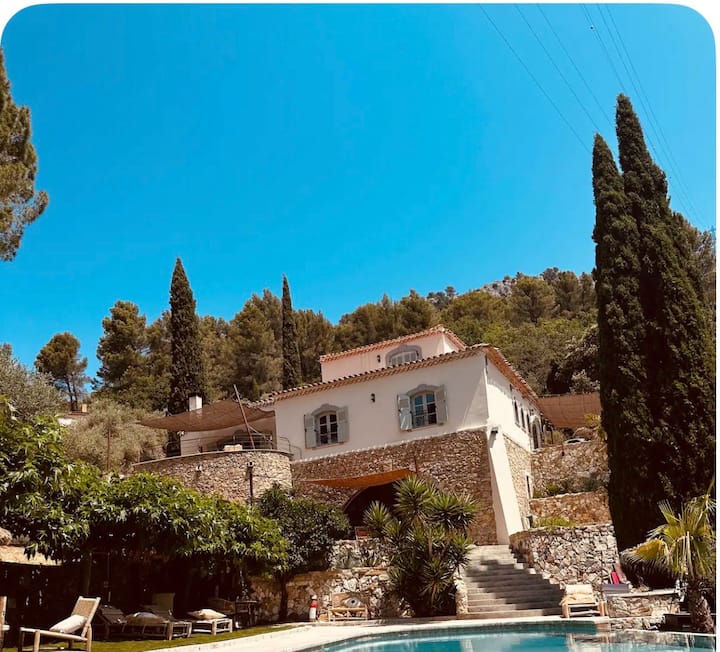 Charme Artistique Dans Bas De Villa Loumaset-var - Cuers