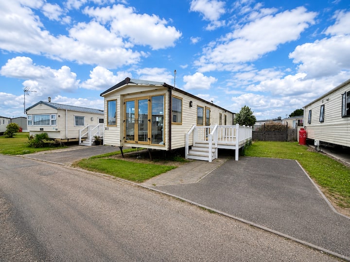 Caravan With Decking At Dovercourt Ref 44002f - Harwich