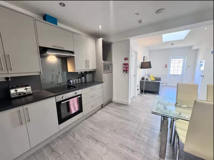 17g Full House -Near Airport - Parking - Spacious - Twickenham