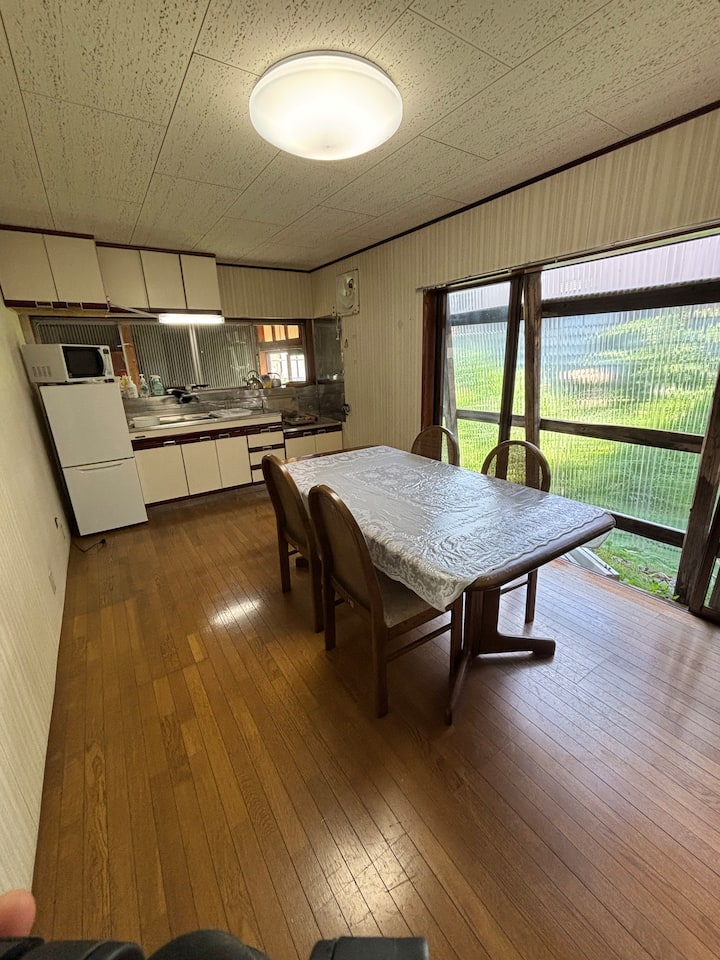 庄川温泉郷近く｜中庭のある一棟貸し古民家｜静かな里山ステイ - Tonami