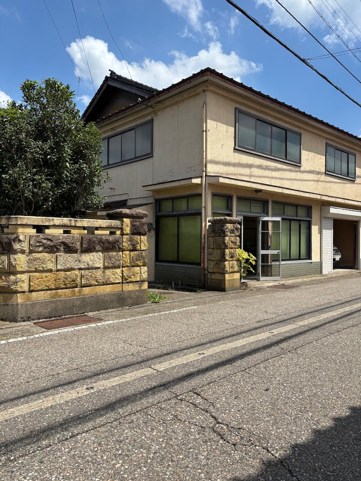 築100年超え中庭付きの貸切宿です。エアコン1台wi-fi無し不便ですがのんびりお過ごし下さい - 礪波市