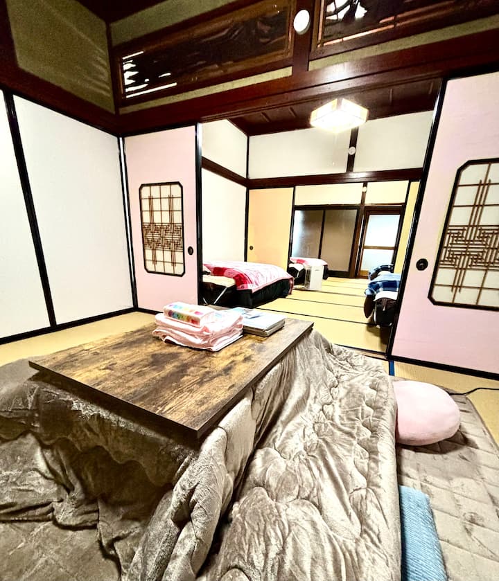 庄川温泉郷近く|中庭のある一棟貸し古民家|添い寝子供無料 - 礪波市