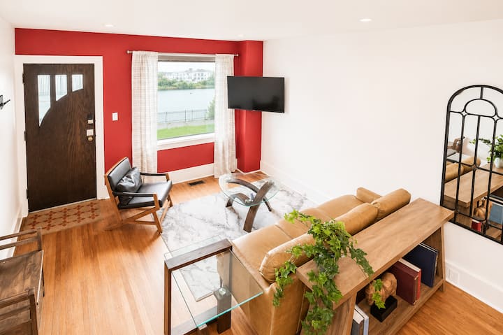 Homey Waterfront Townhouse, Skyline Views - Windsor, ON, Canada